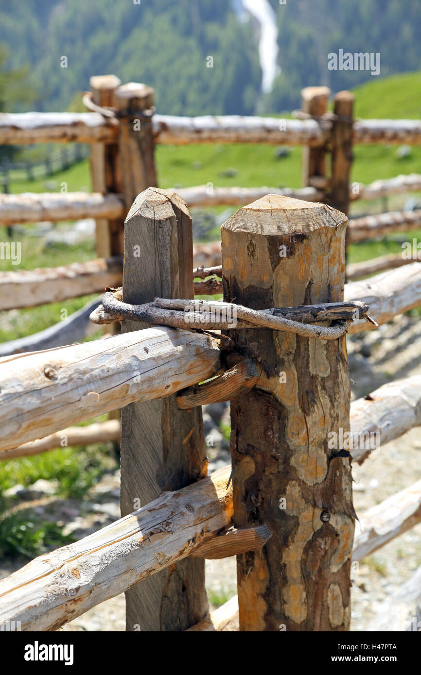 Wooden fence construction method Stock Photo - Alamy
