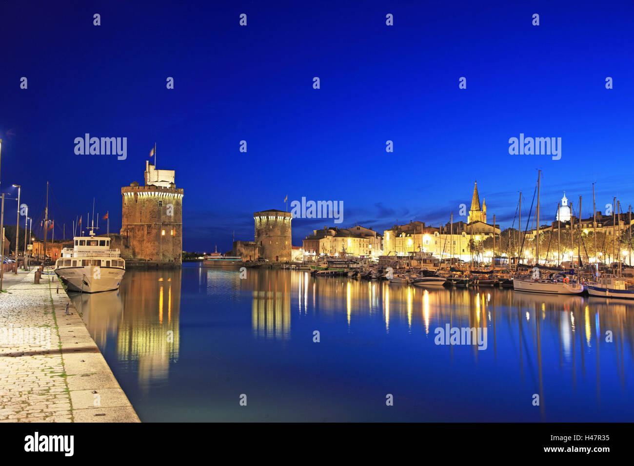 France, Poitou, Charente maritime, La Rochelle, old harbour, night ...