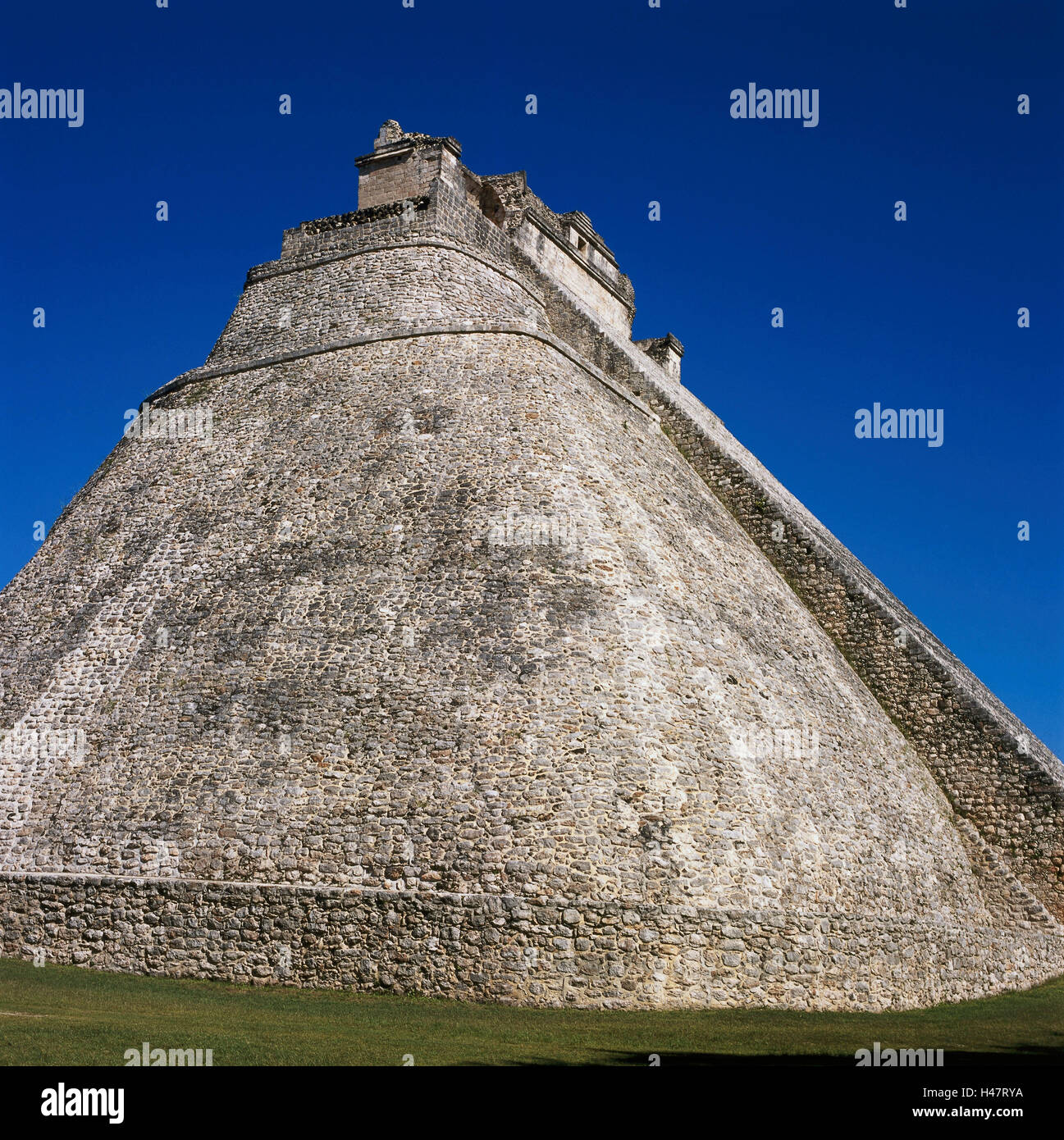 Mexico, peninsula Yucatan, Uxmal, ruin site, Adivino pyramid, Central ...
