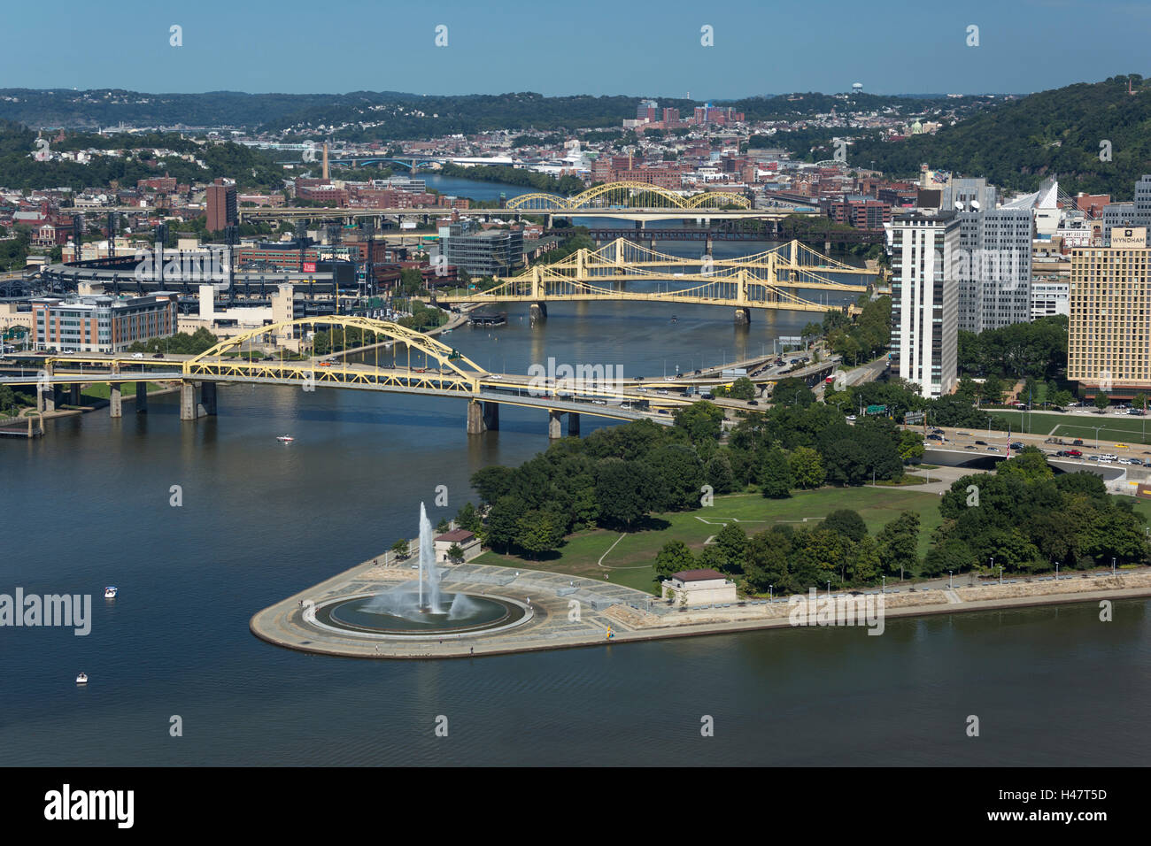 Pittsburgh pennsylvania usa daytime downtown hi-res stock photography ...