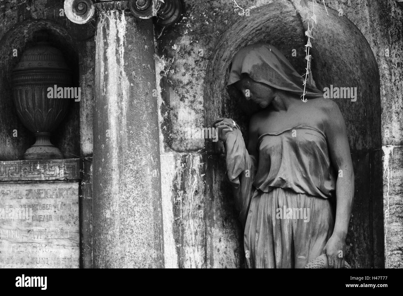 grave yard, grave, statue, female, s/w Stock Photo - Alamy