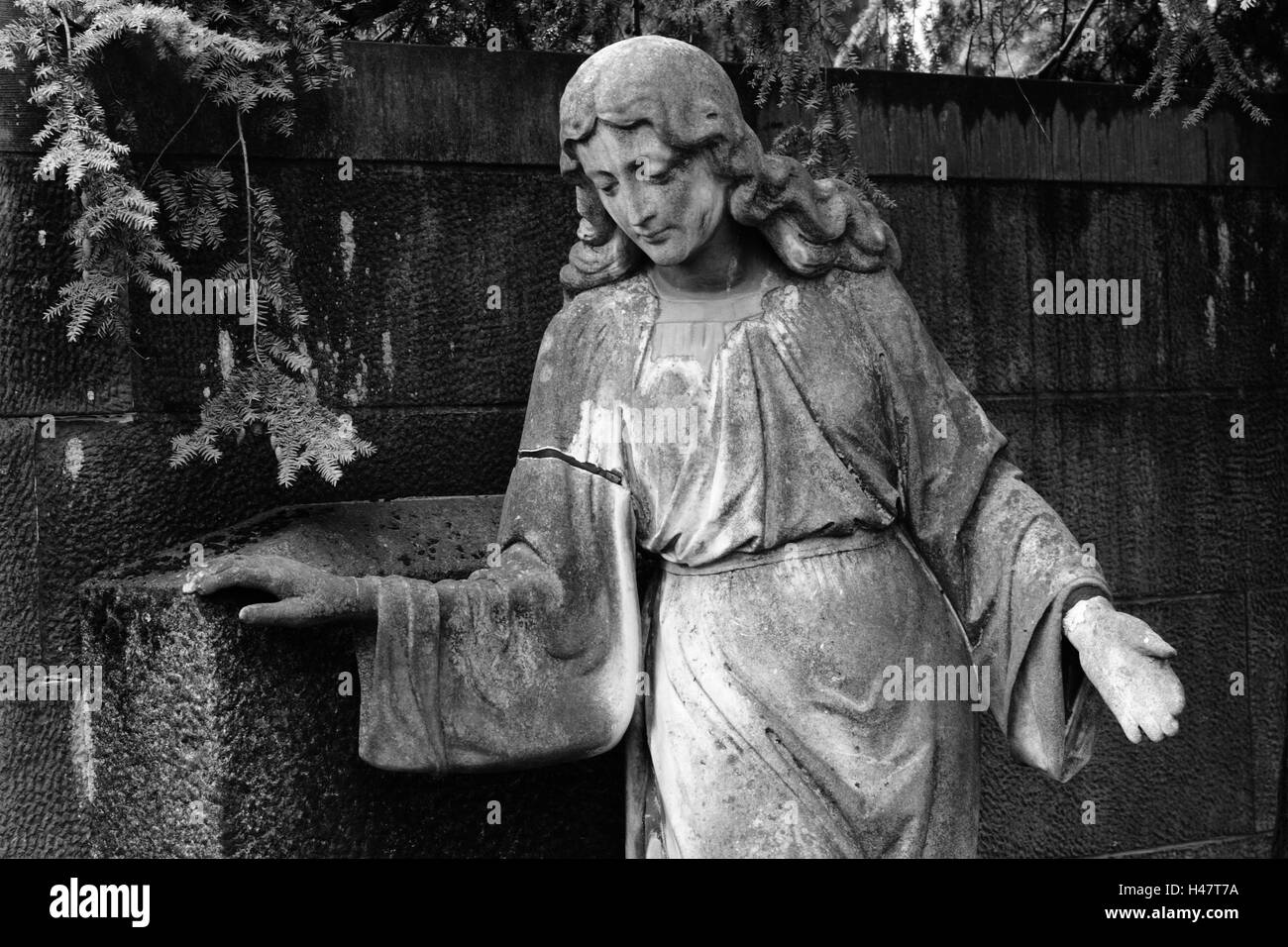 grave yard, grave, statue, female, s/w Stock Photo - Alamy