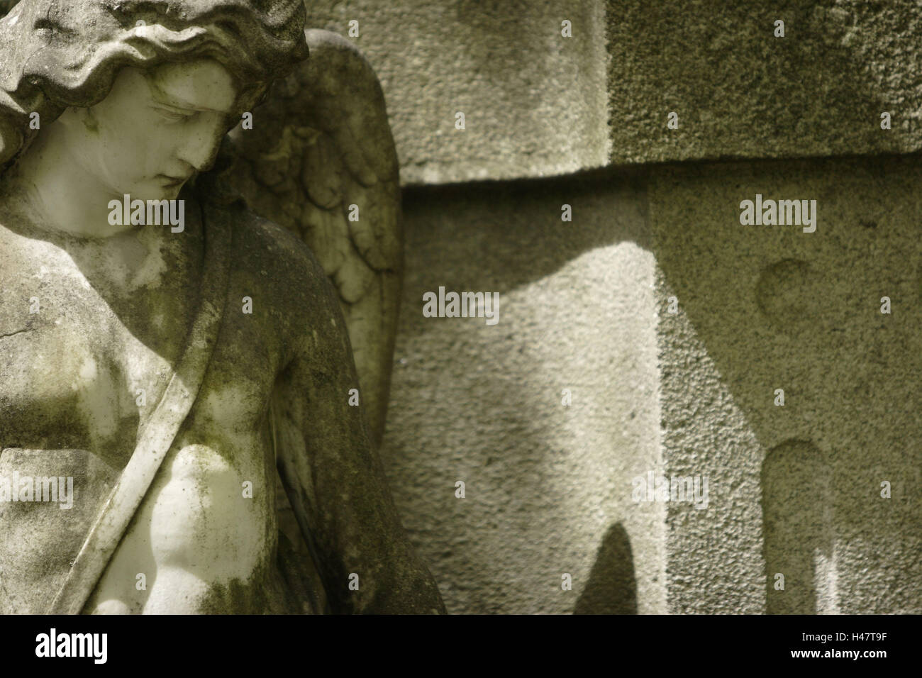 Broached, grave yard, statue, grave, angels Stock Photo - Alamy