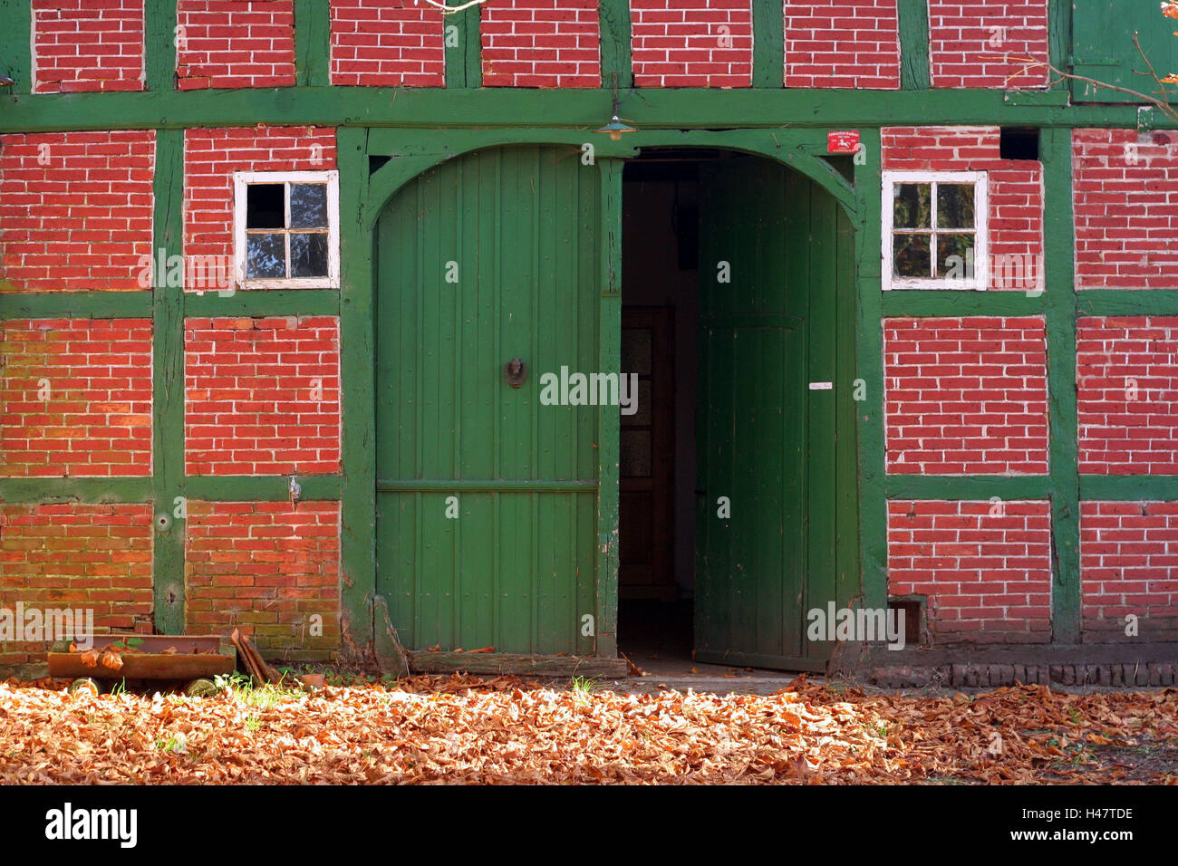 Germany, Lower Saxony, Fischerhude, barn, detail, gate, North Germany ...