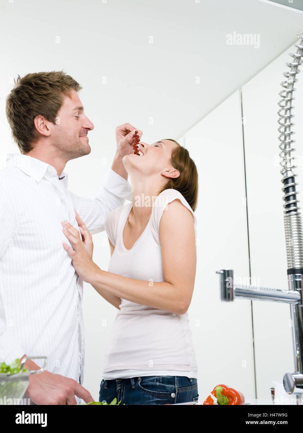 Couple, young, berries, feed, cuisine Stock Photo - Alamy