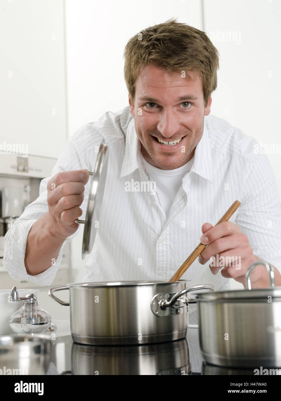 Man young cook cuisine saucepan hi-res stock photography and images - Alamy