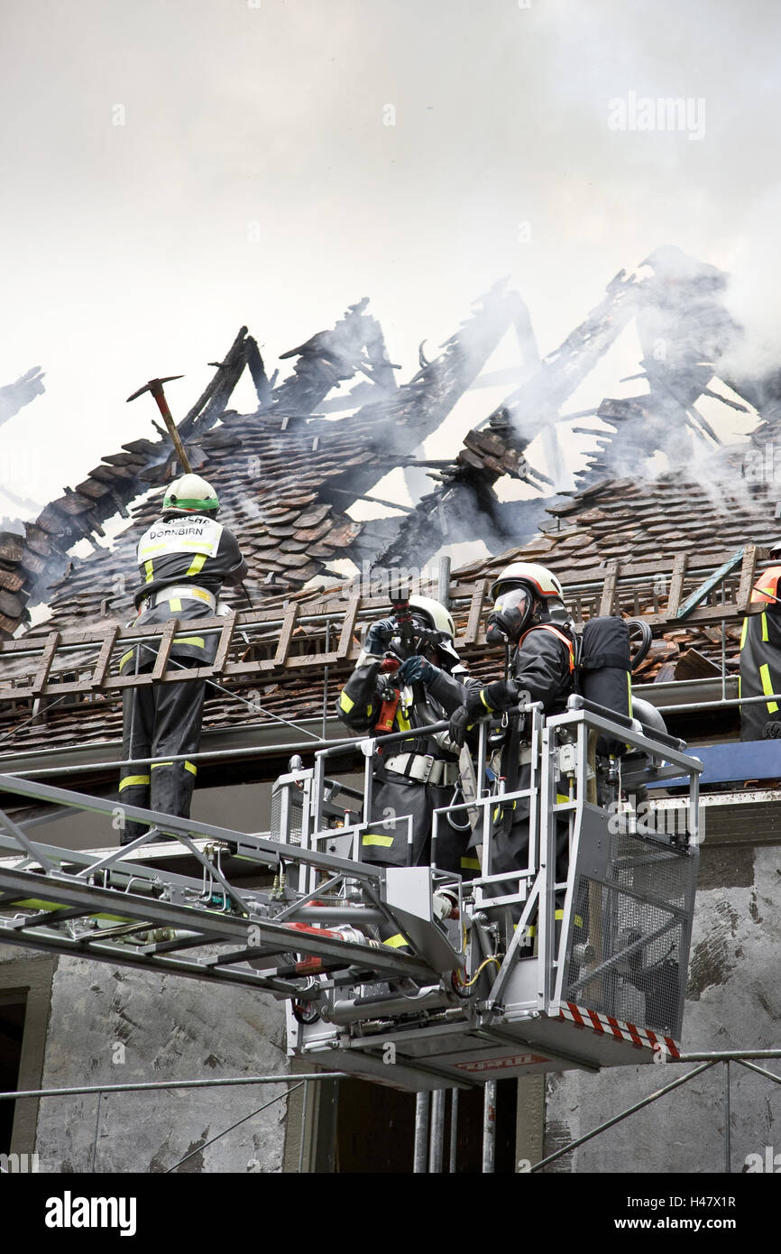 House, roof truss, fire, turntable ladder, firefighters, fire-fighting ...
