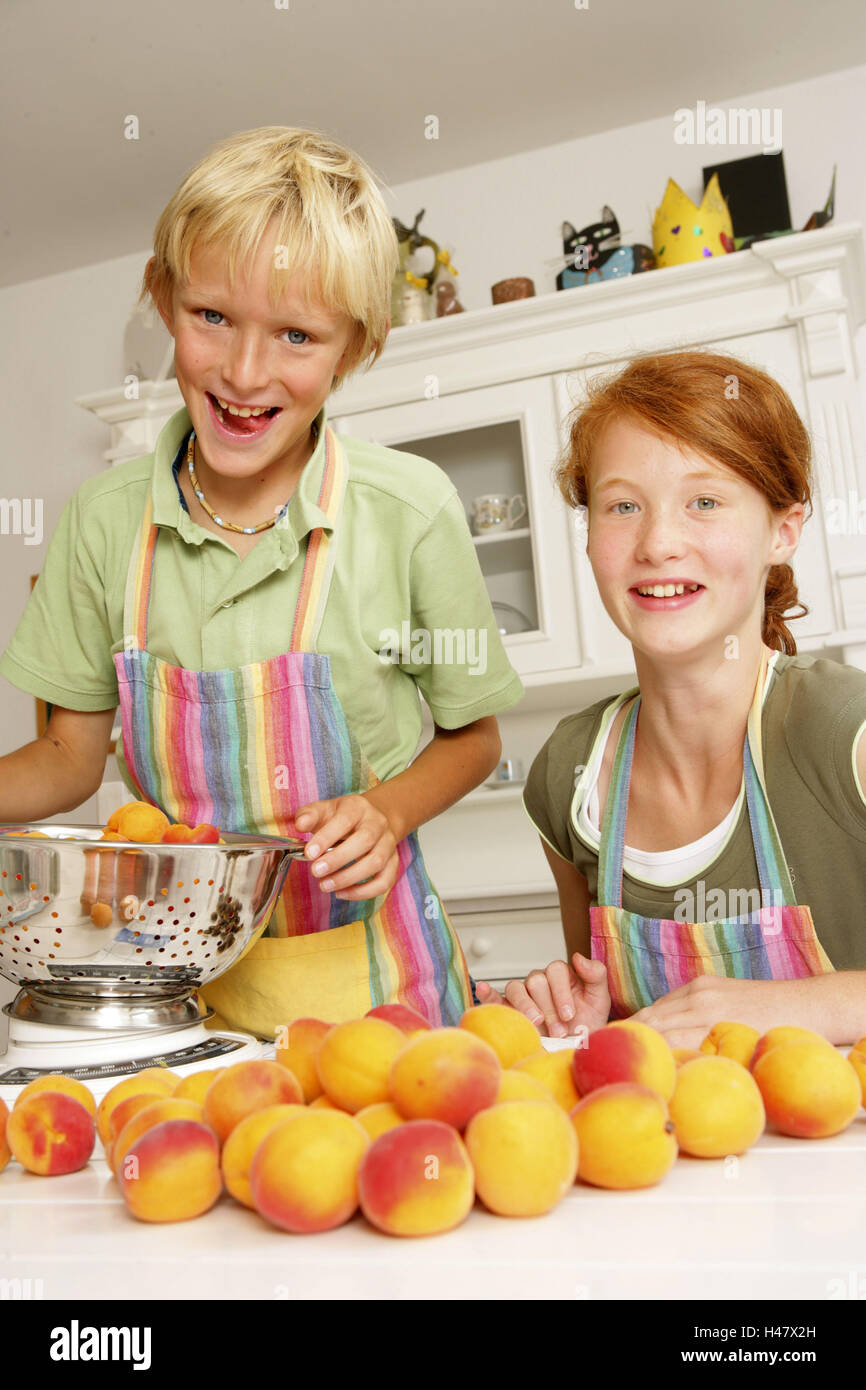 Children, cuisine, apricots, weigh Stock Photo - Alamy