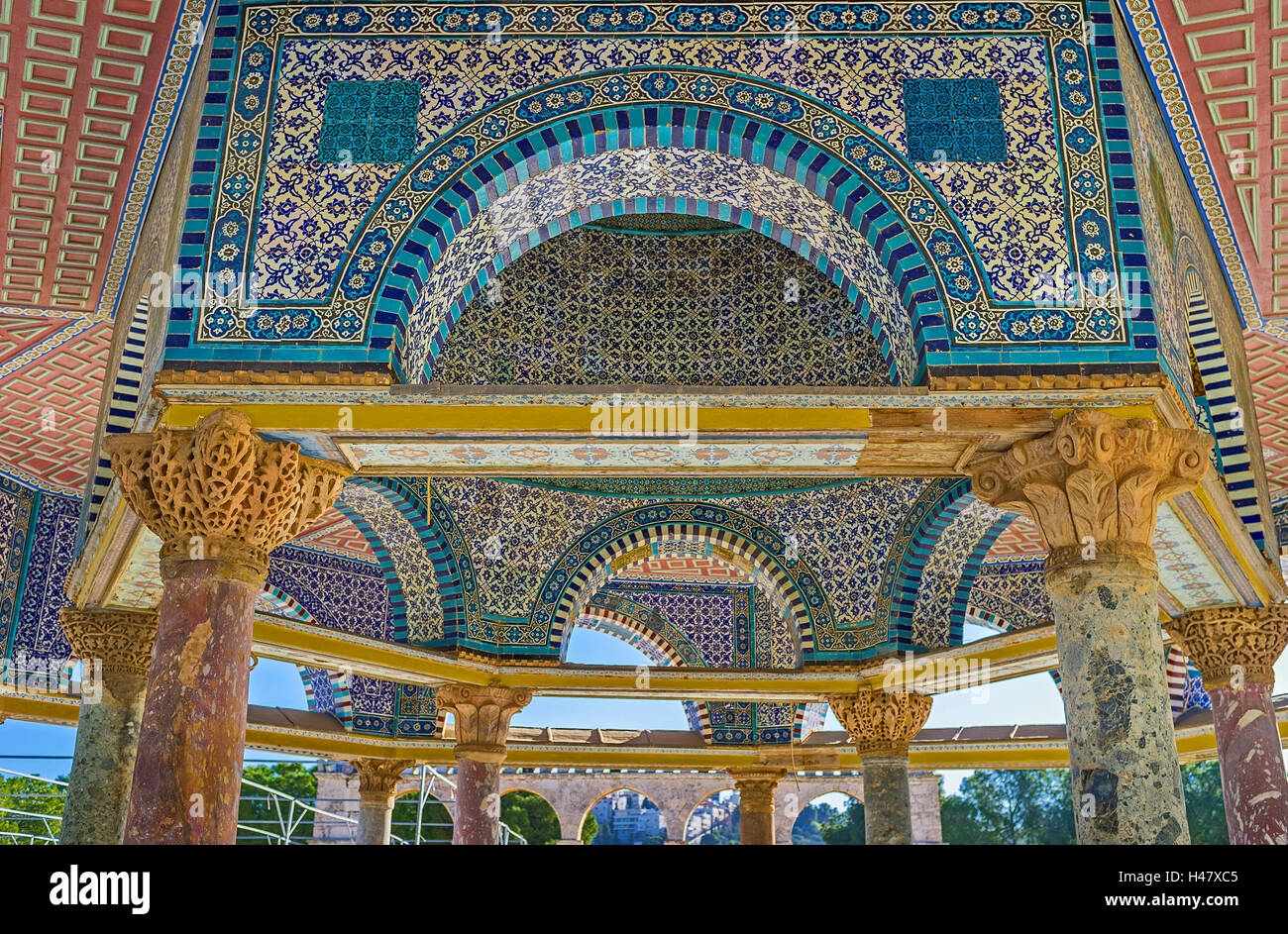 The Dome of the Chain decorated with the pillars of the colorful stone ...