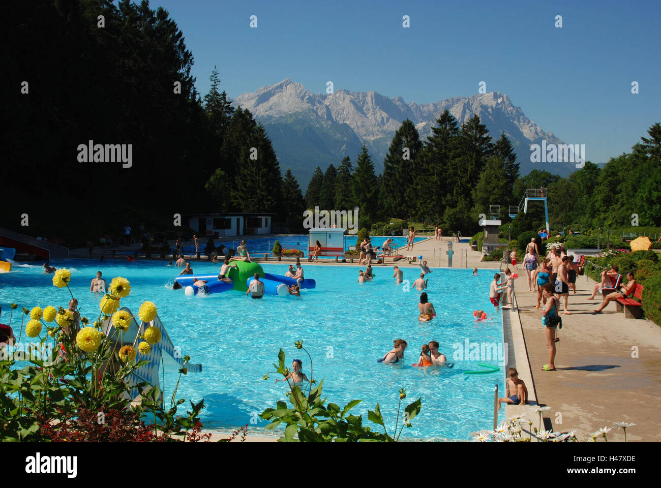 Germany, Upper Bavaria, Farchant, outdoor swimming pool, bathers, South ...