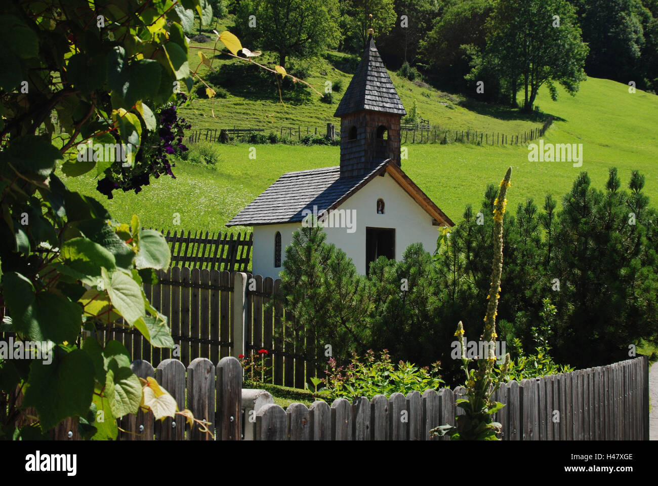 Germany, Bavaria, Garmisch-Partenkirchen, front grass corner, mountain ...