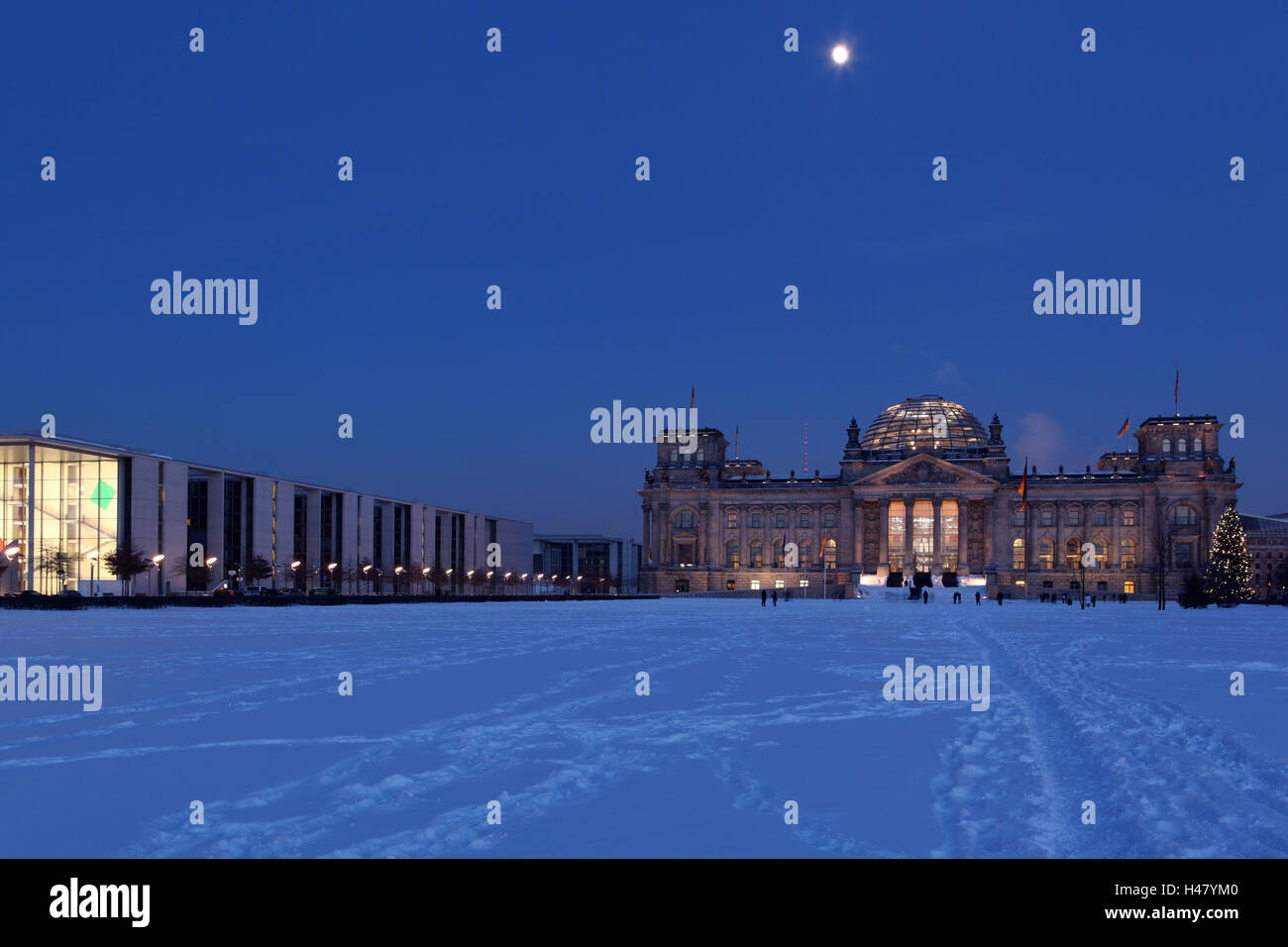 Germany, Berlin, snow, Reichstag, night photography Stock Photo - Alamy