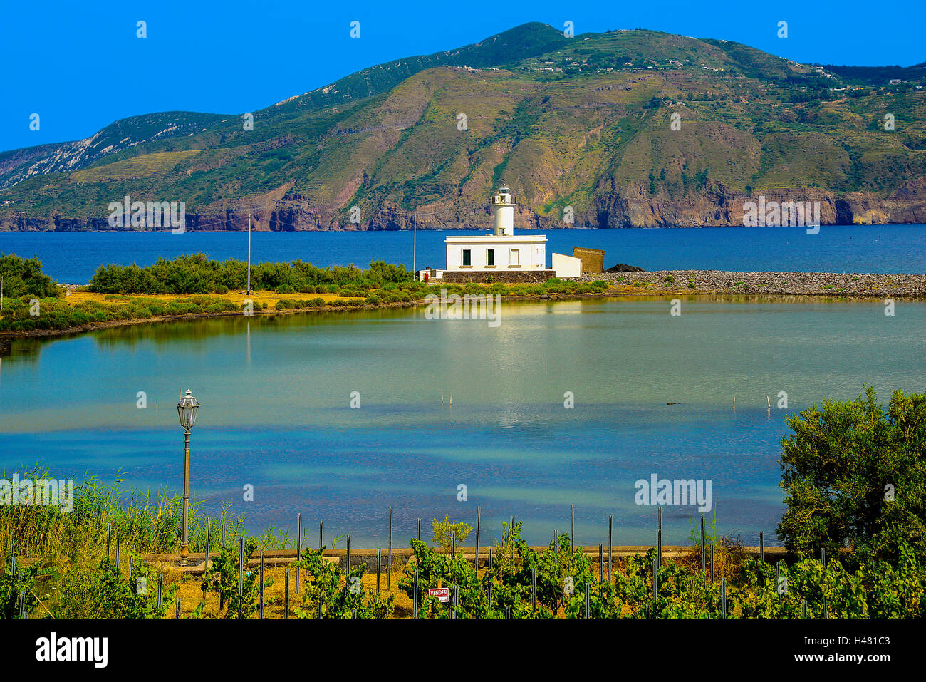 Italia Sicilia Isole Eolie Salina Il laghetto (ex salina) con il faro ... Italia Sicilia Isole Eolie Salina Il laghetto (ex salina) con il faro ...