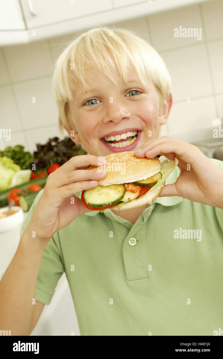 Boy, cuisine, hamburgers, hold, eat, smile, portrait Stock Photo - Alamy