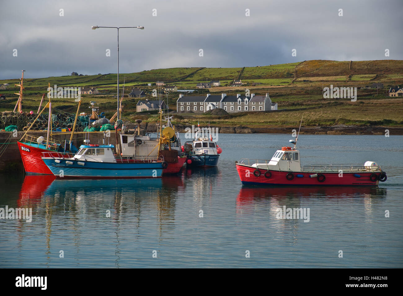 Ireland, Portmagee, fishing harbour Stock Photo - Alamy