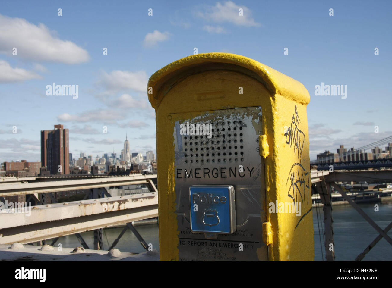 The USA, New York city, Manhattan, Brooklyn Bridge, emergency call ...