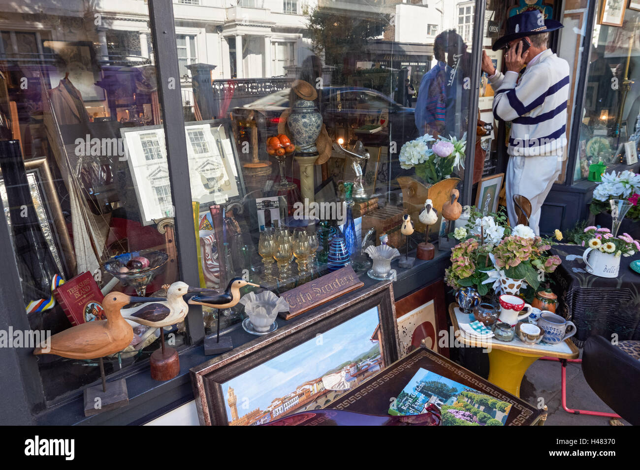 Second hand shop hi-res stock photography and images - Alamy
