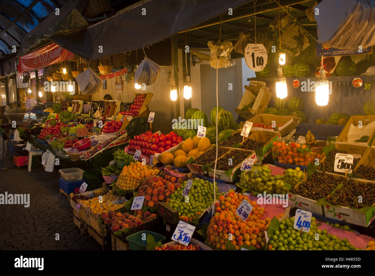 Vegetable market istanbul turkey hi-res stock photography and images ...