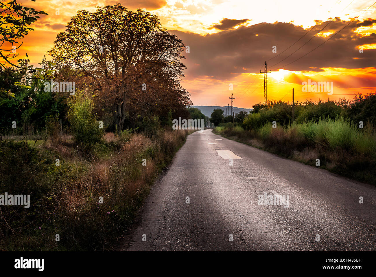 The old country road hi-res stock photography and images - Alamy