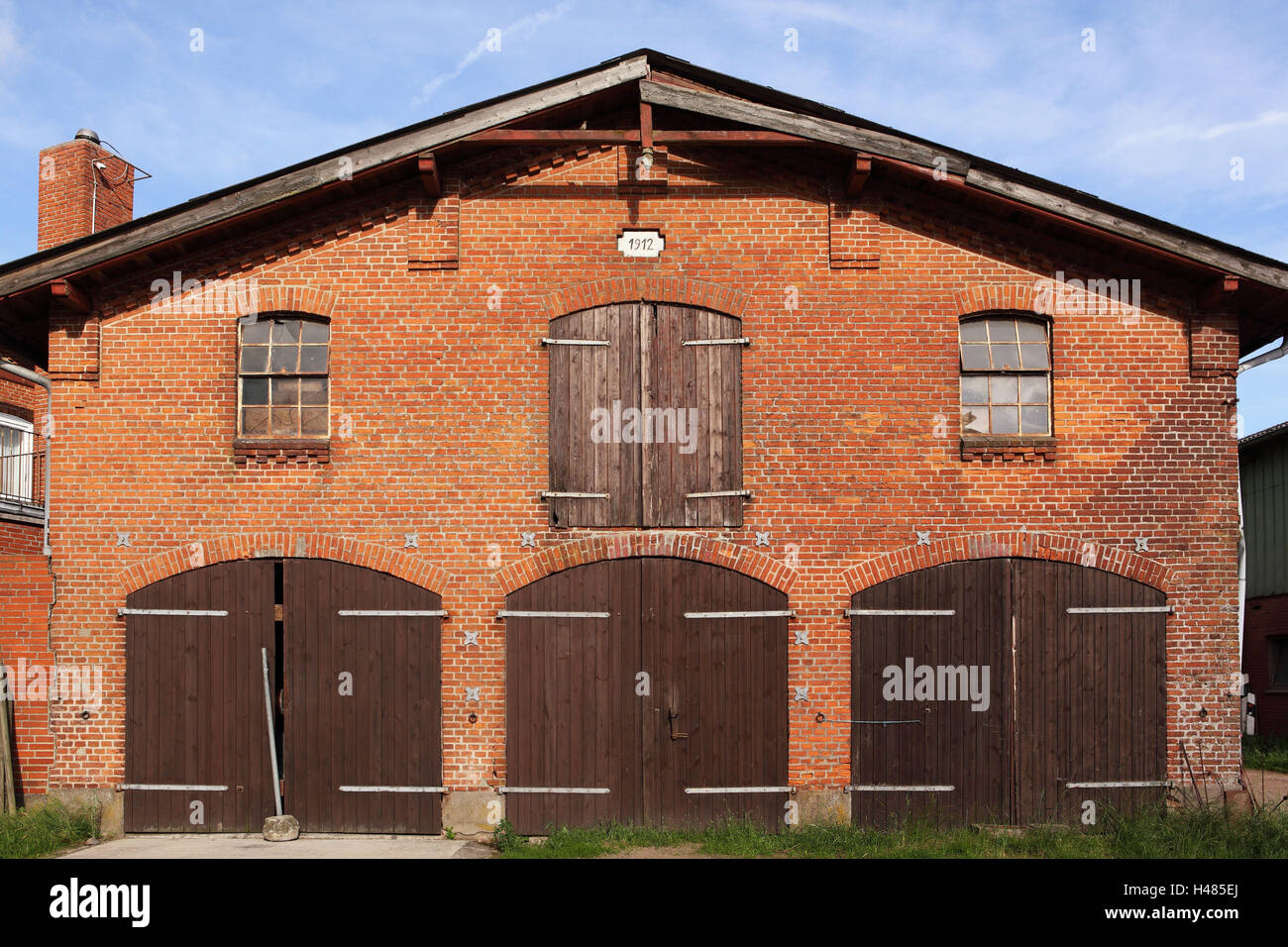 Farm with driveway hi-res stock photography and images - Alamy