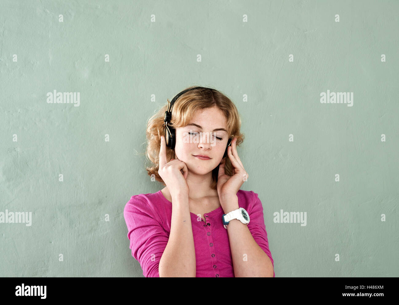 Studio earphone hi-res stock photography and images - Alamy