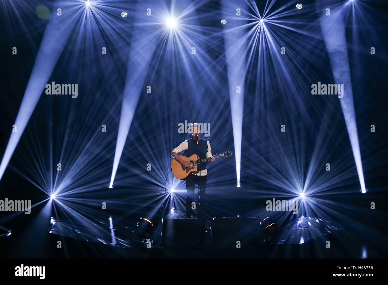 Niall horan hi-res stock photography and images - Alamy
