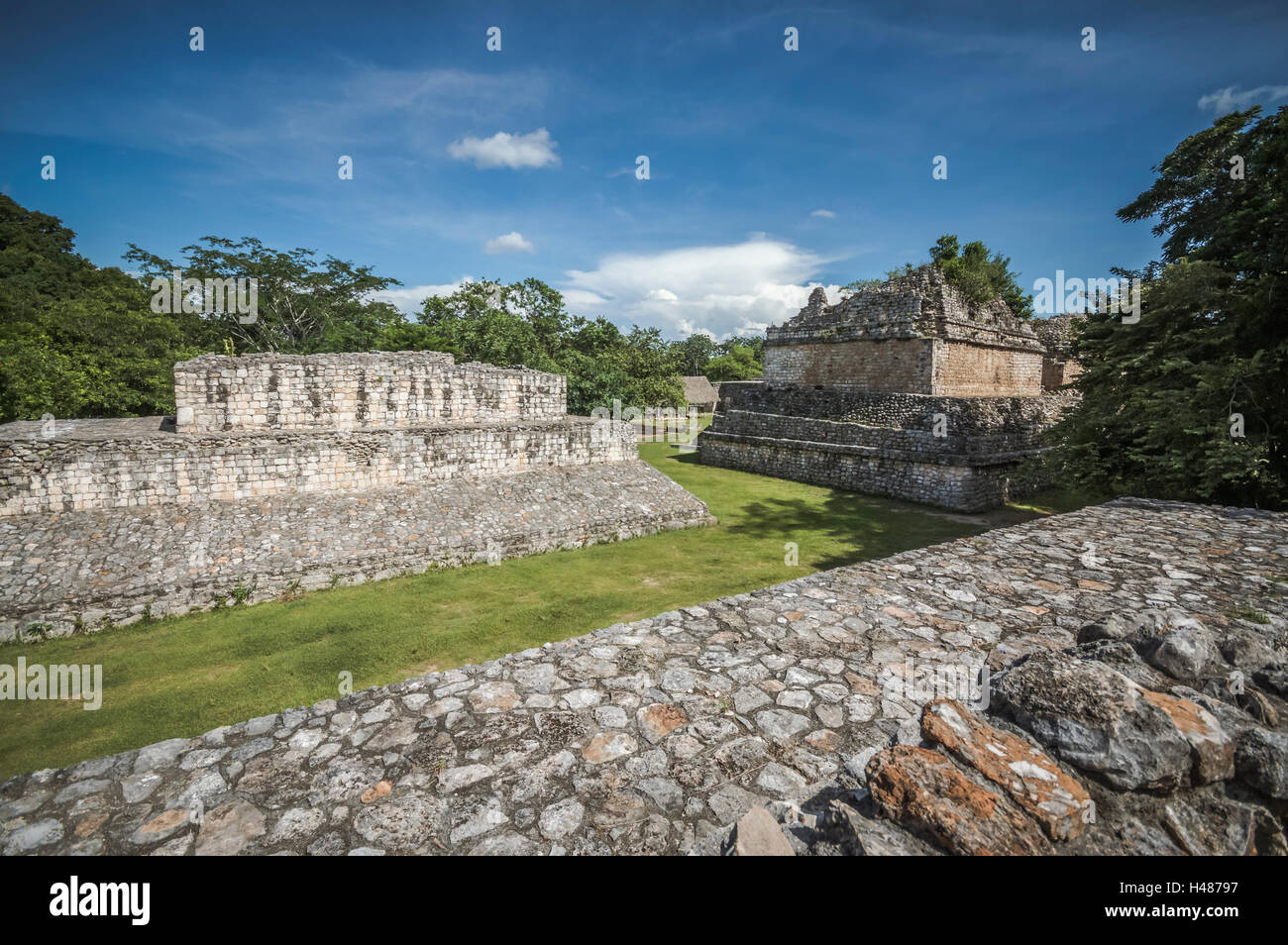 Ball game court in Ek Balam, Yucatan Stock Photo - Alamy