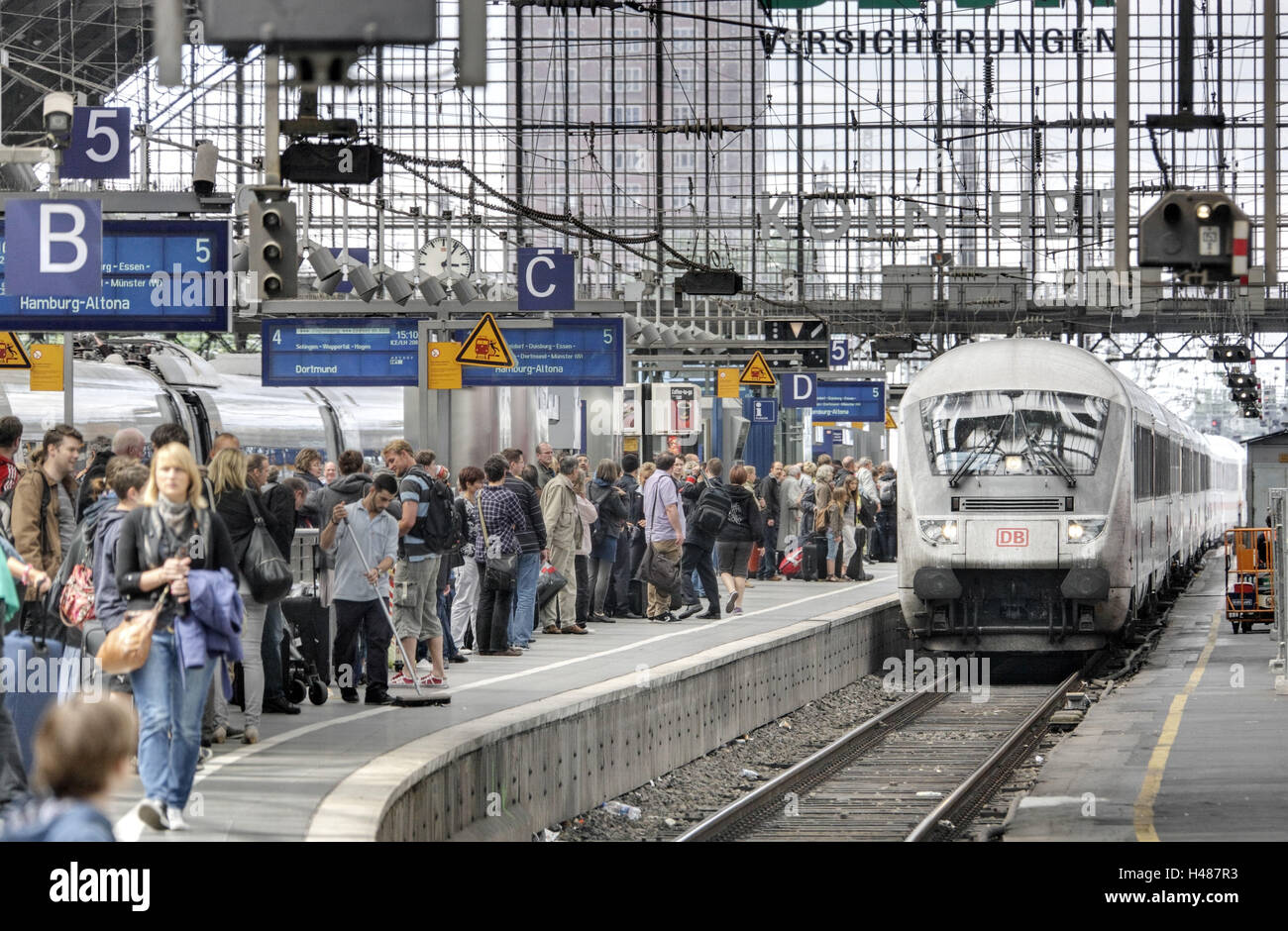 Train platform hi-res stock photography and images - Alamy