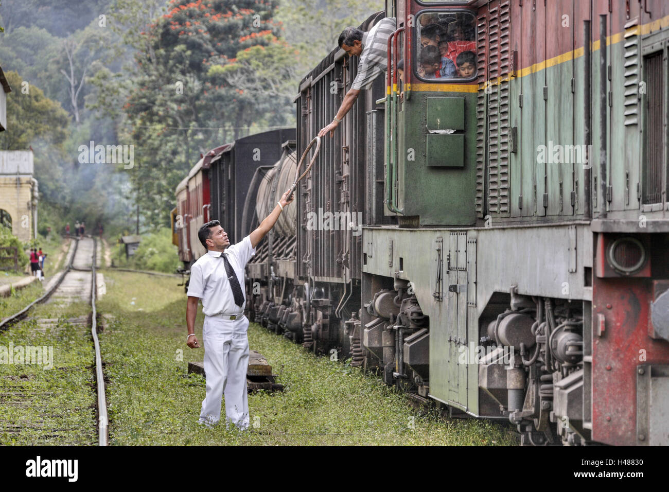 Sri Lanka, Ella, man, hand, train Stock Photo - Alamy