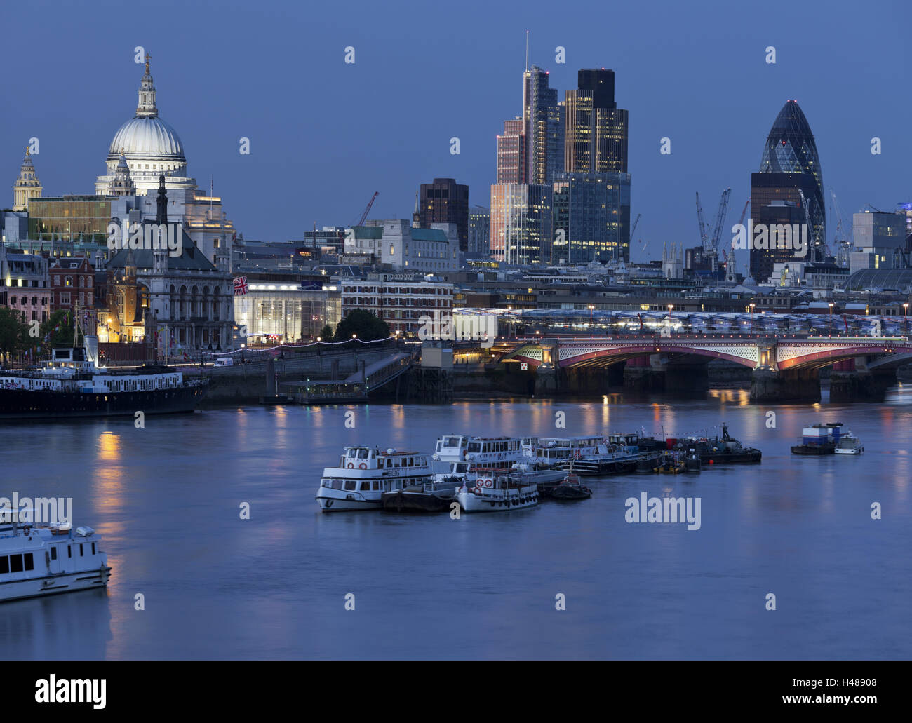 City of London, high rises, the Thames, ships, in the evening, England ...