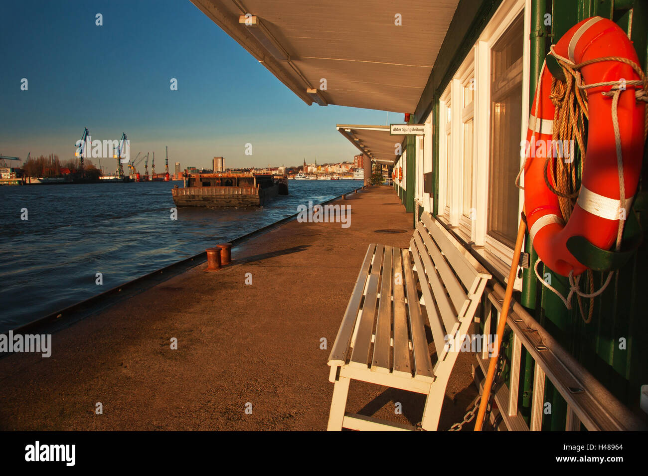 Pontoon jetties in the port of Hamburg (city Stock Photo - Alamy