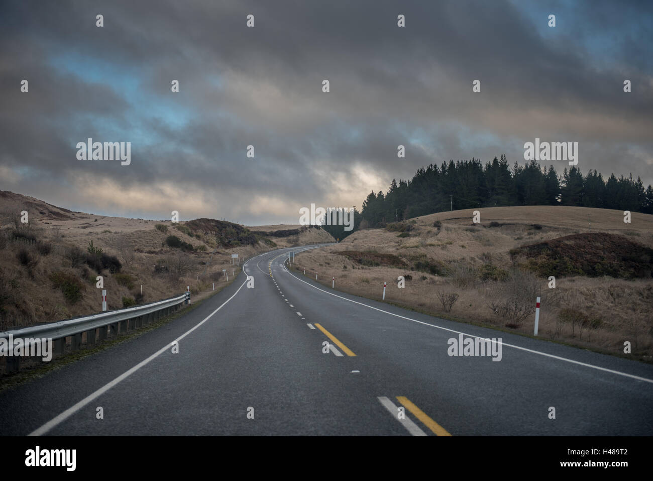 empty road curving to the right at dusk Stock Photo - Alamy