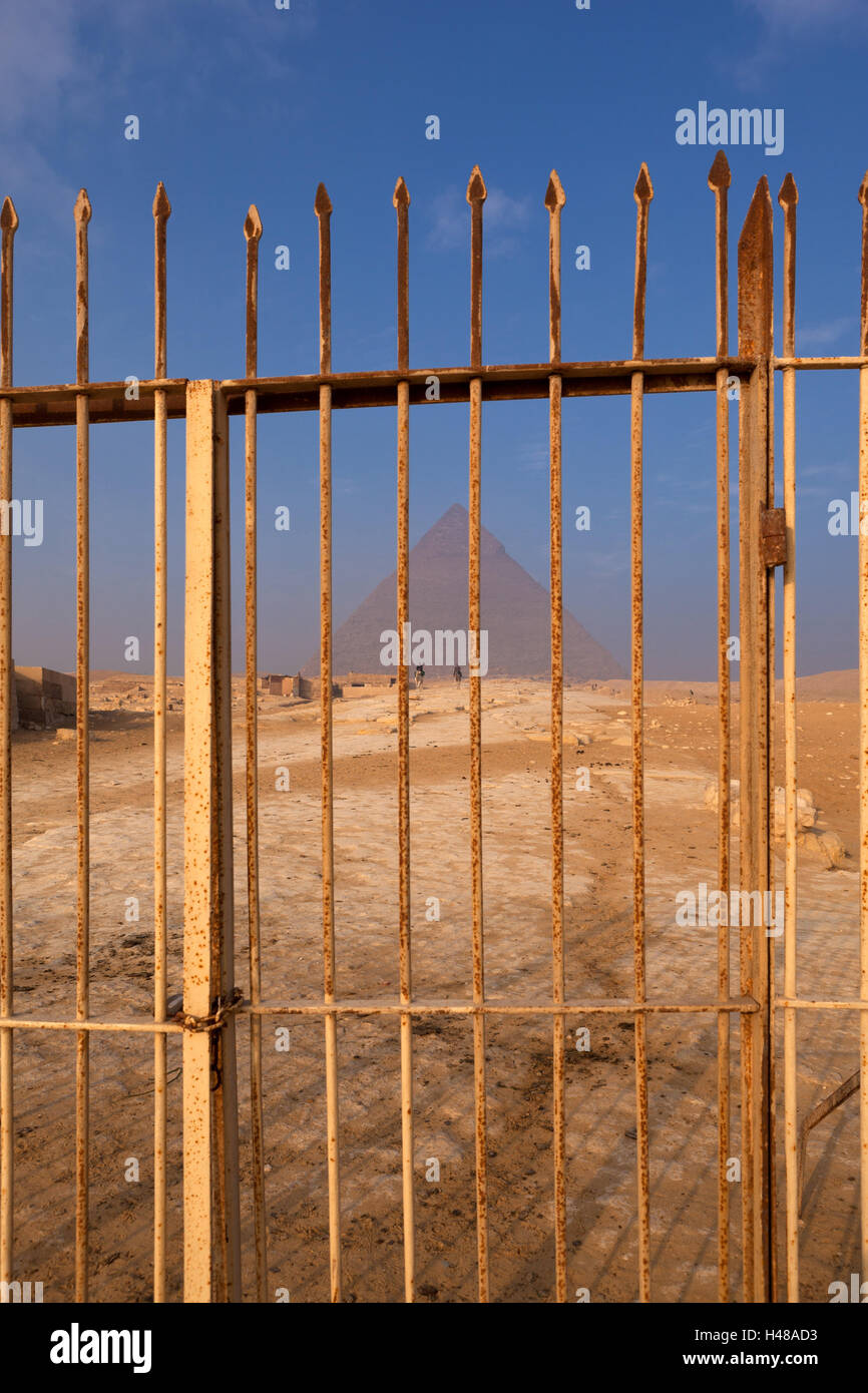 Egypt, Cairo, Chephren pyramid, crowd barrier Stock Photo - Alamy