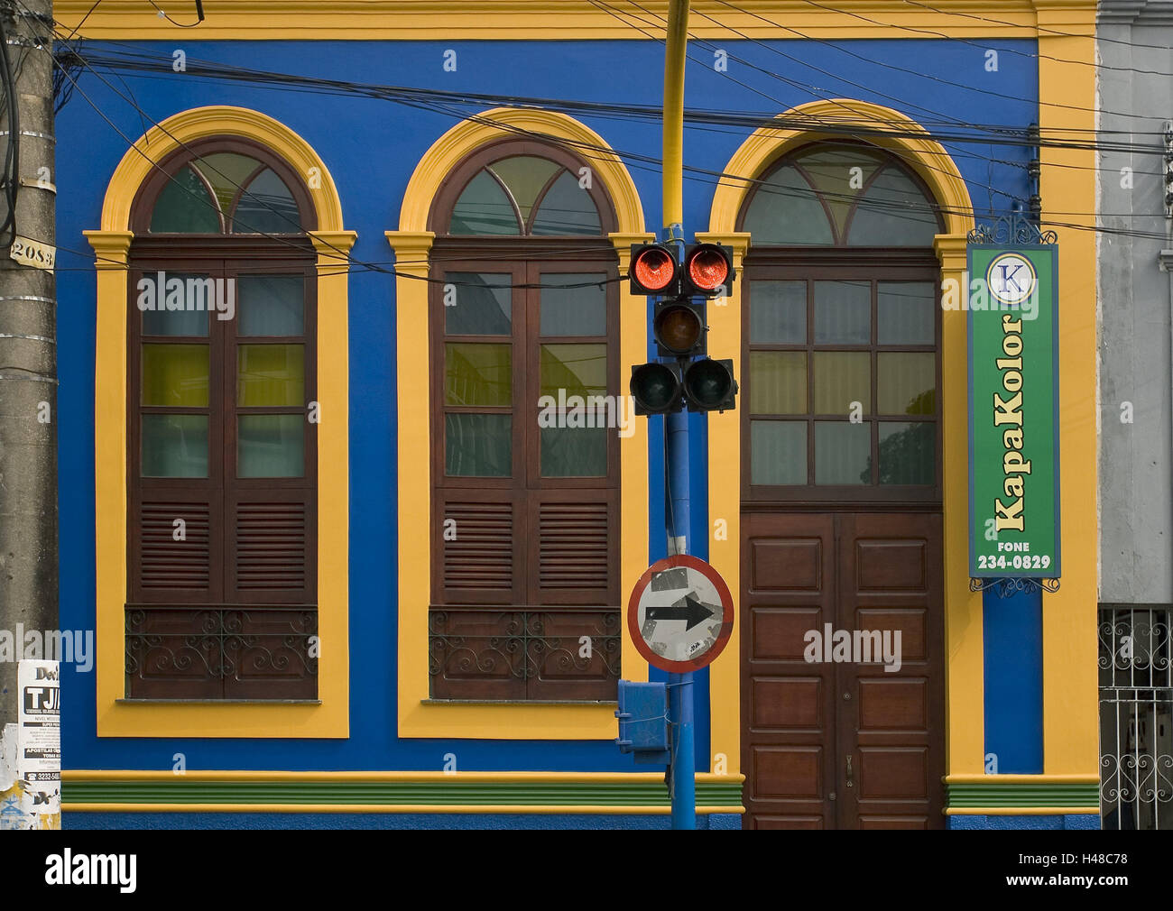 Brazil, Manaus, house facade, detail, roadside, traffic light, road ...