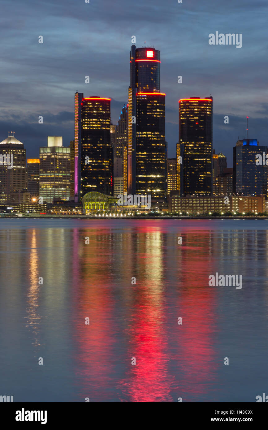 GM RENAISSANCE CENTER TOWERS (©JOHN PORTMAN 1977) DOWNTOWN SKYLINE ...