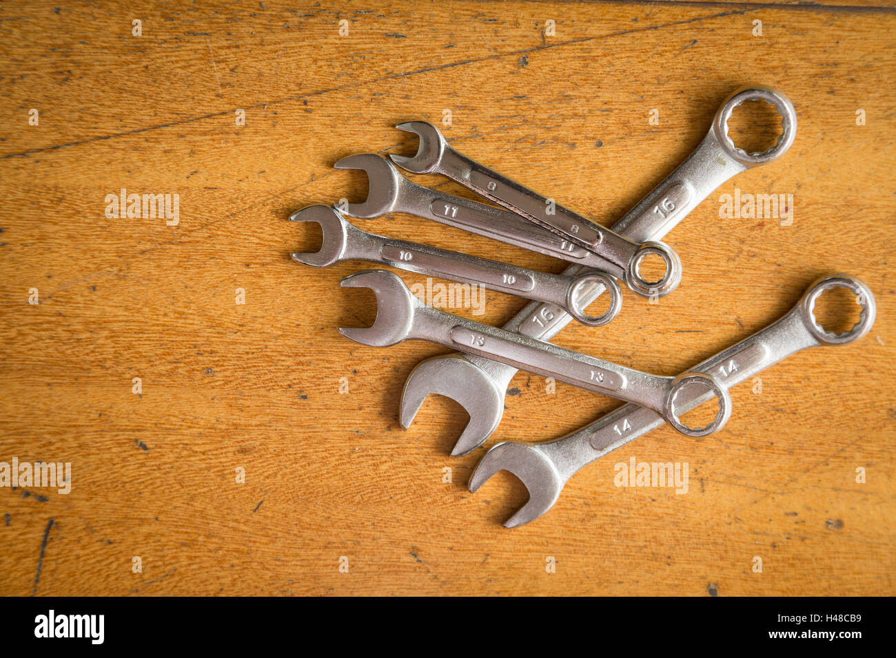 Spanner set, variable size, wooden background Stock Photo - Alamy