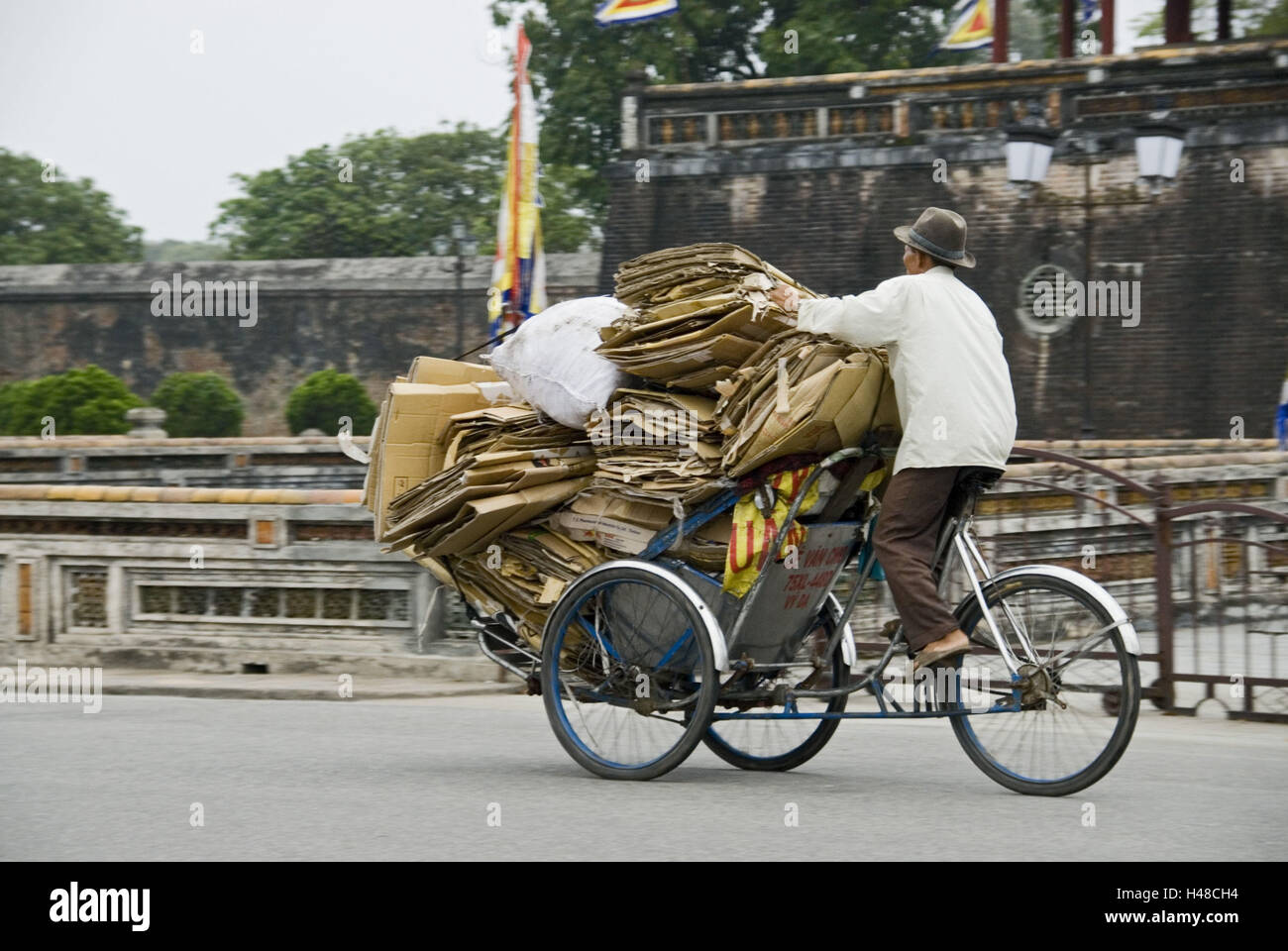 Vietnam, Gee up, cyclists, charge, cardboards Stock Photo - Alamy