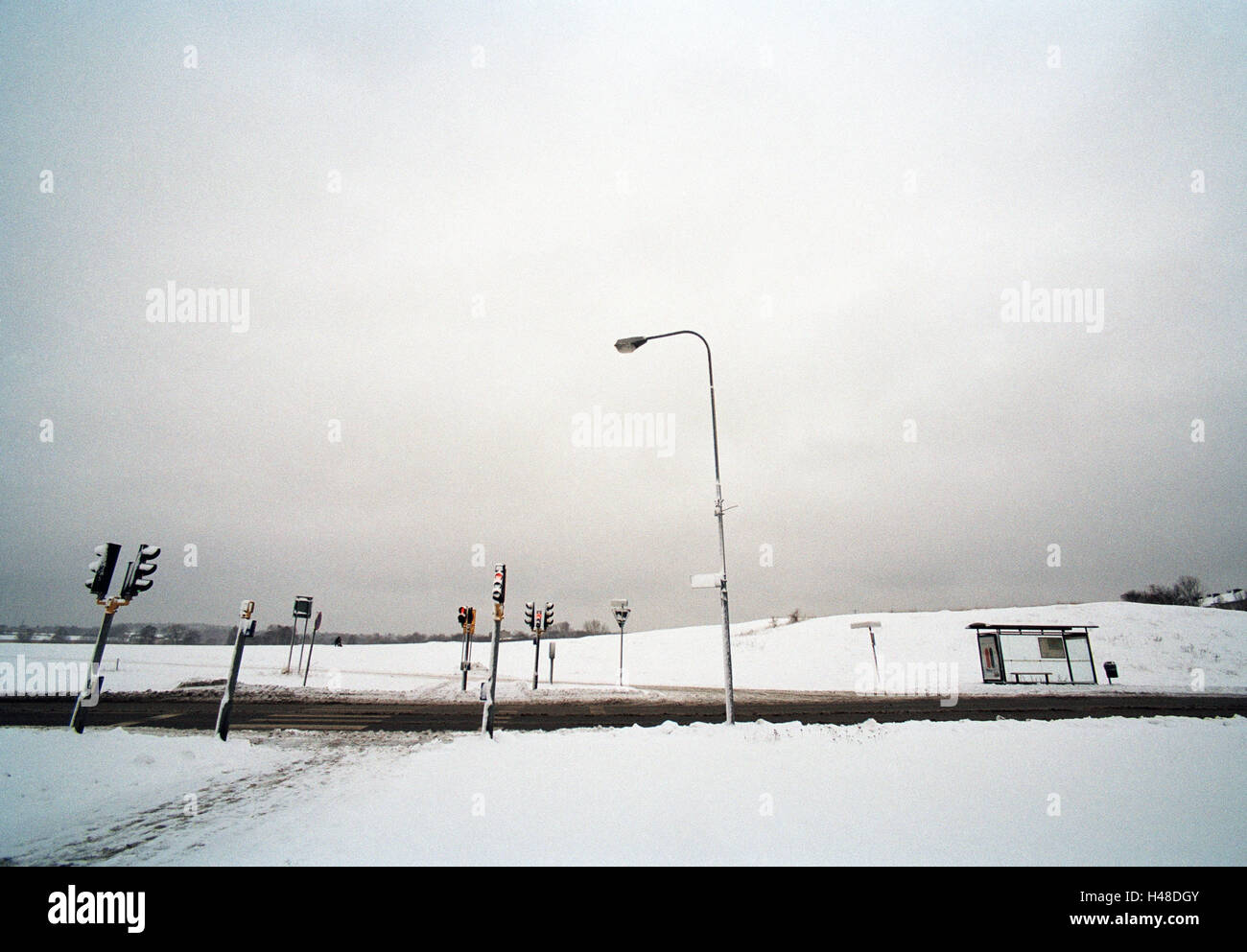 Sweden, Stockholm, street, small bus shelter, lantern, traffic light ...