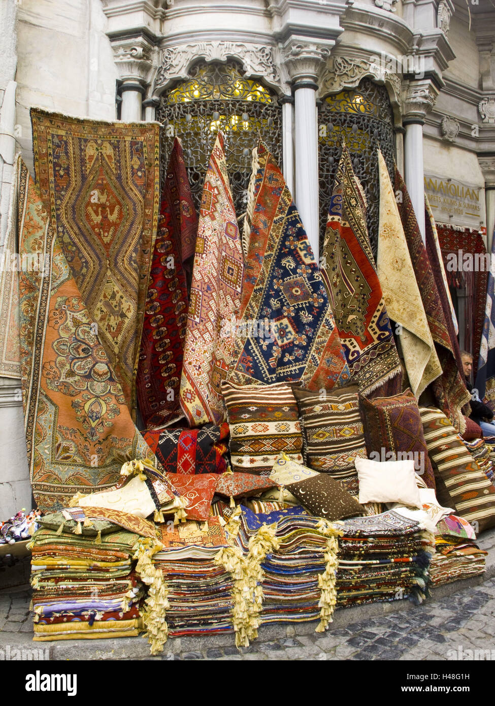 Turkey, Istanbul, carpet dealer with the Nurosmaniye goal at the input ...