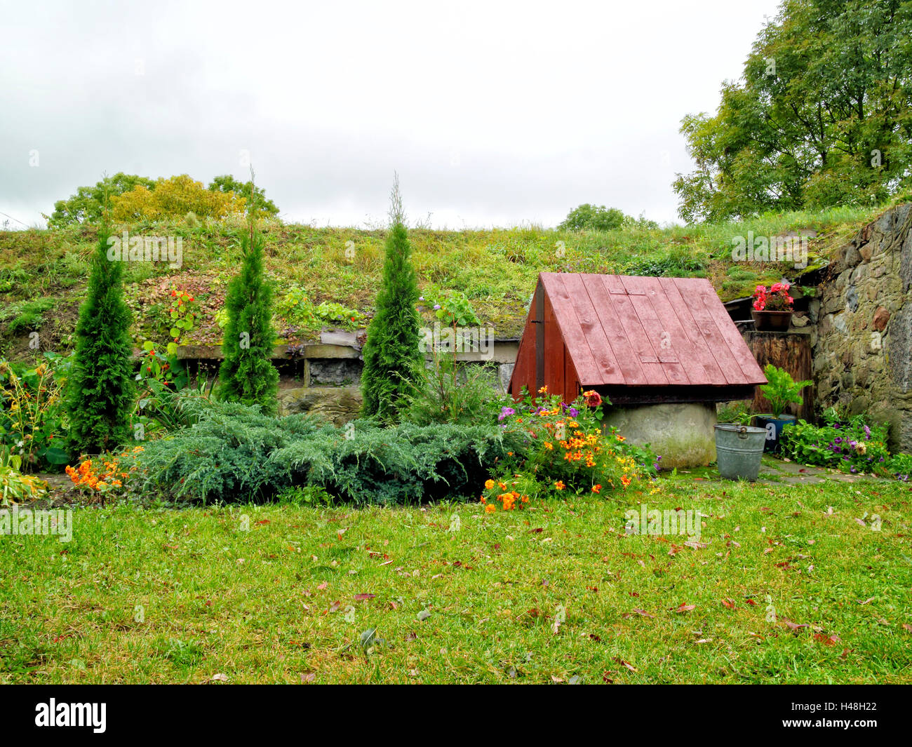 Well with roof hi-res stock photography and images - Alamy
