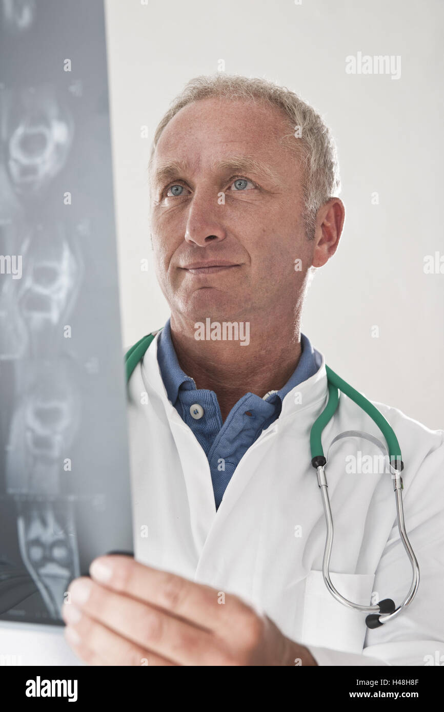 Doctor checks roentgenogram Stock Photo - Alamy