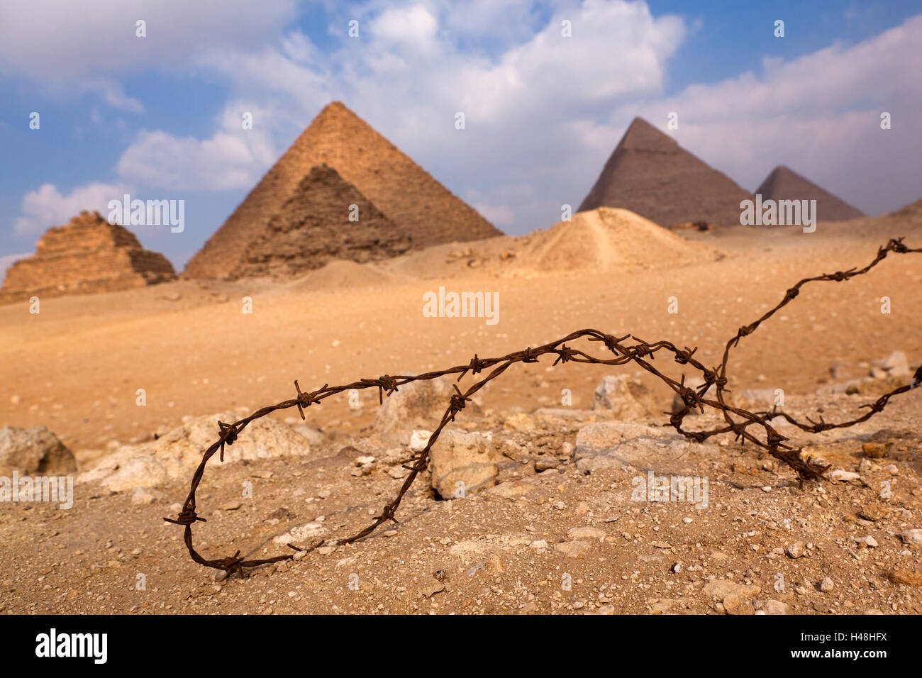 Egypt, Cairo, pyramids of Gizeh, barbed wire Stock Photo - Alamy