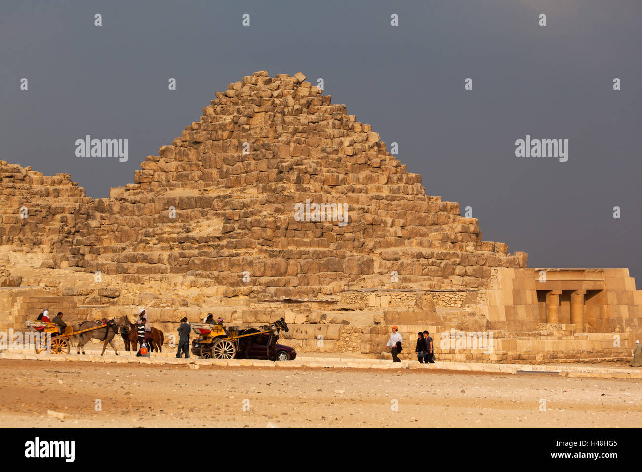 Egypt, Cairo, pyramids of Giza, queen's pyramid Stock Photo - Alamy