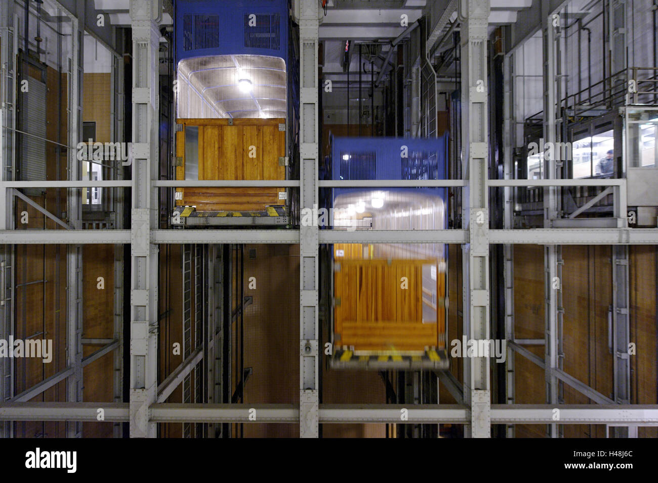 Car lifts in operation hi-res stock photography and images - Alamy