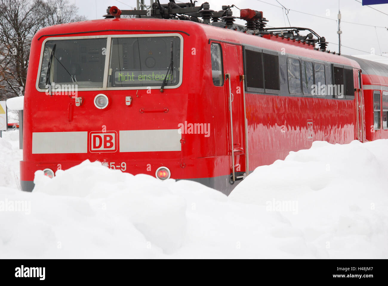 Snowbound train station hi-res stock photography and images - Alamy