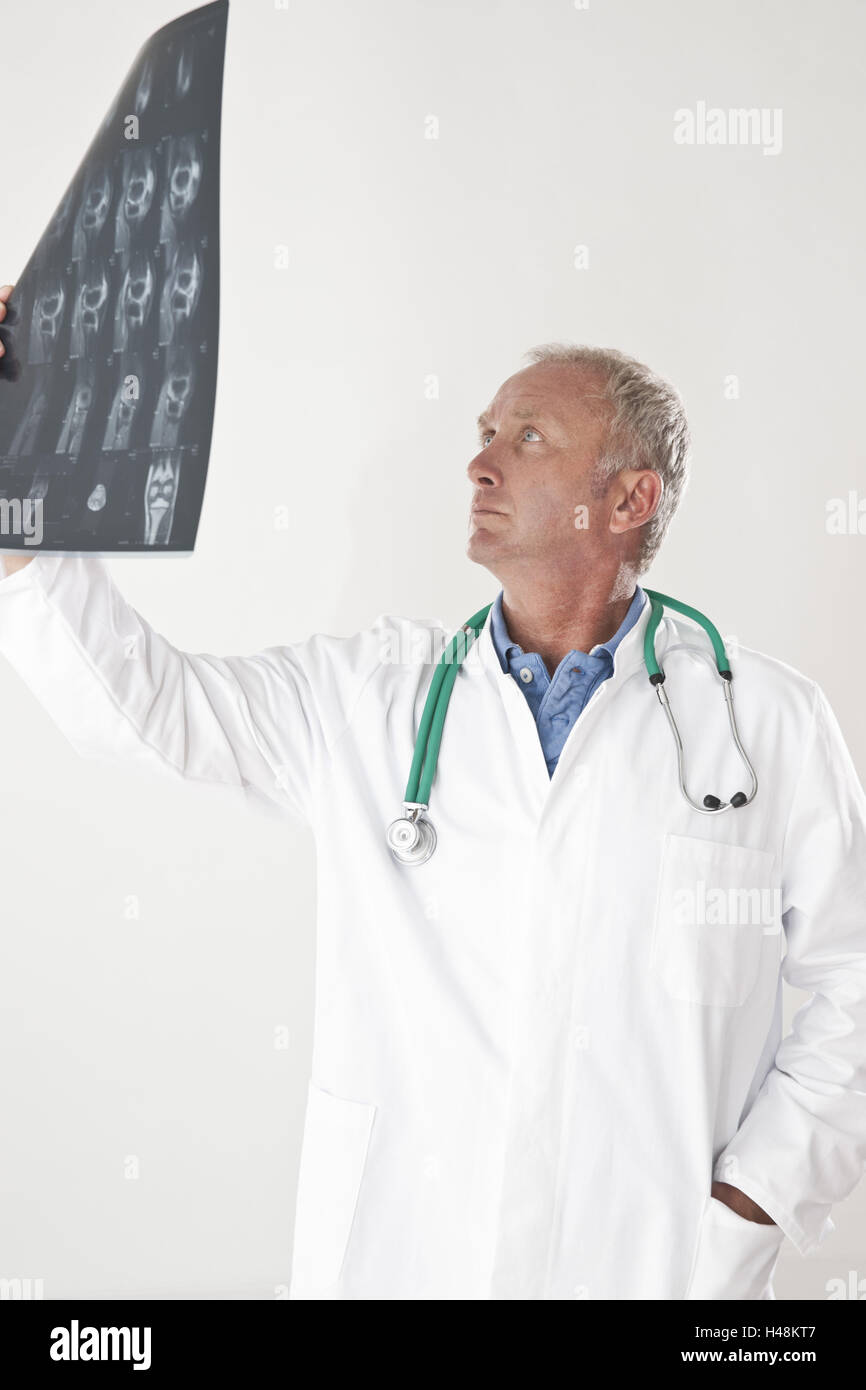 Doctor checks hi-res stock photography and images - Alamy