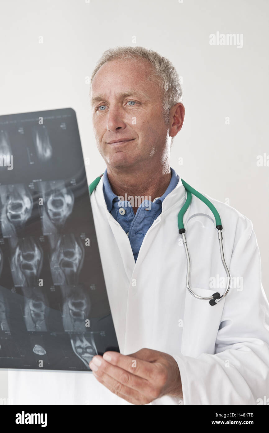 Doctor checks hi-res stock photography and images - Alamy