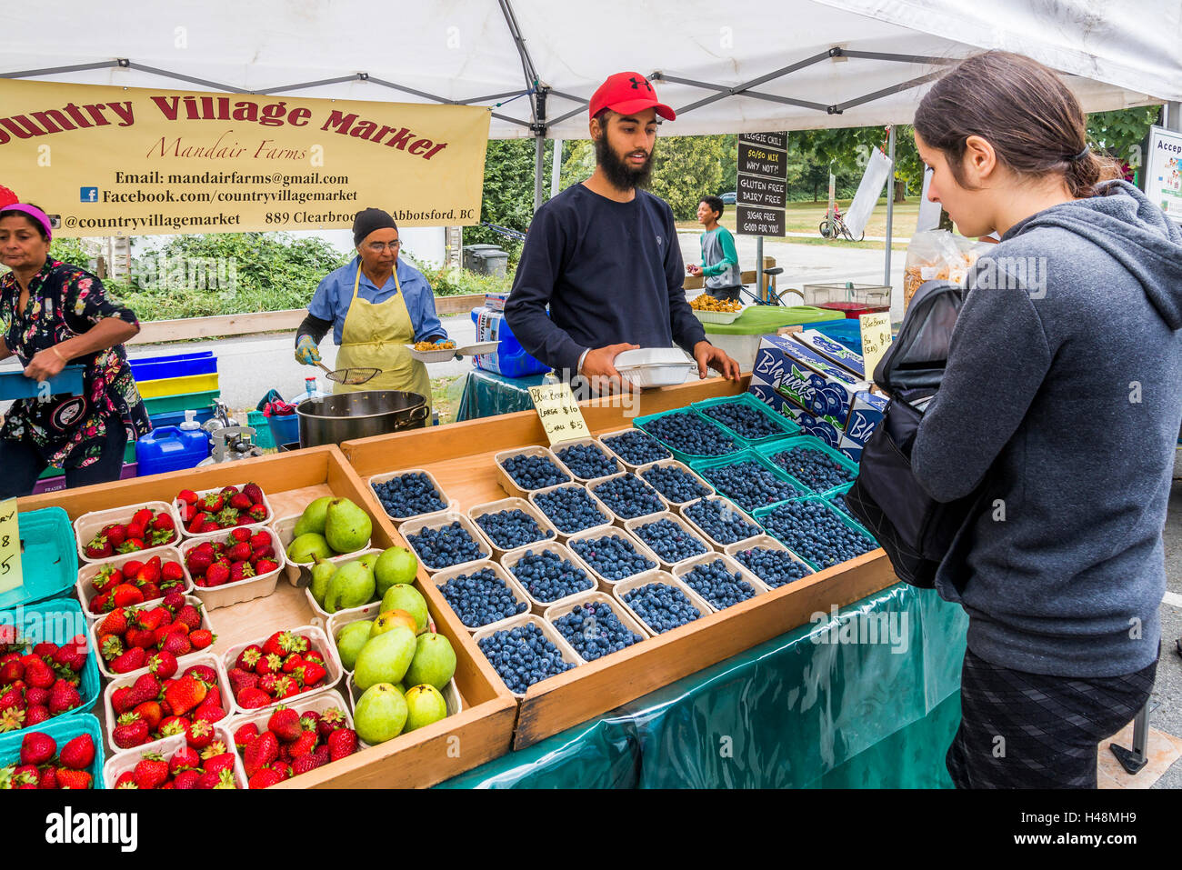 Fruit stand at Farmers Market Stock Photo - Alamy