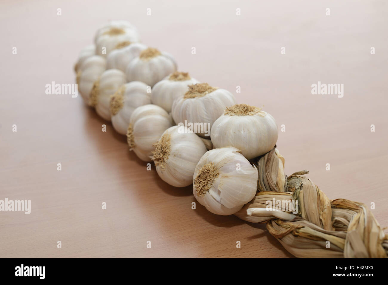 Garlic, Allium sativum, garlic plait, Spain Stock Photo - Alamy