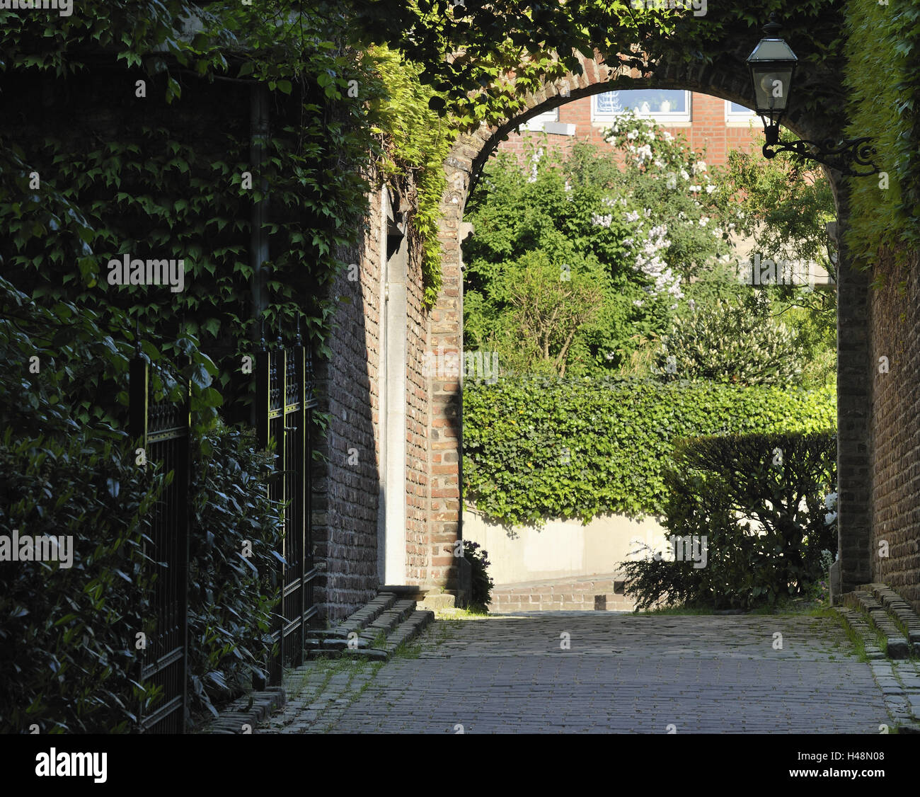 Covered archway passage hi-res stock photography and images - Alamy